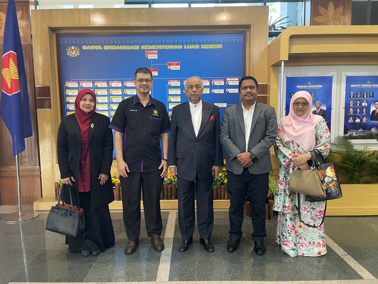 Meeting with Dato’ Ahmad Rozian, TKSU Jabatan Hubungan Dua Hala ...